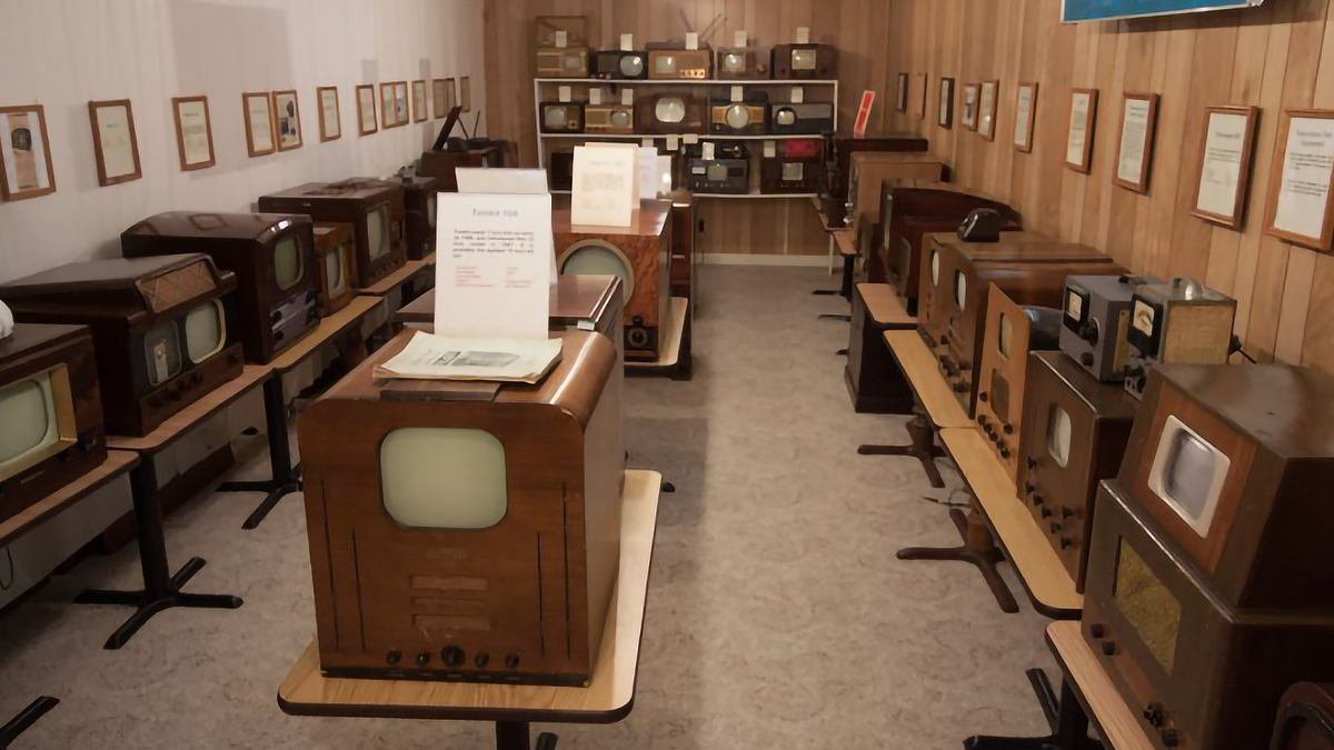 Win a 1954 RCA CT-100 Color TV Set - Complete with a Good CRT